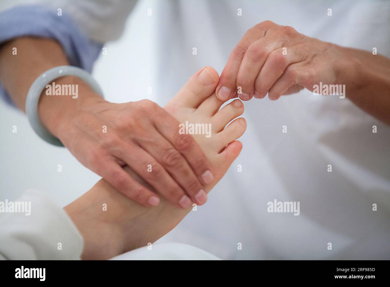 Chinese medicine practice, plantar reflexology session Stock Photo - Alamy