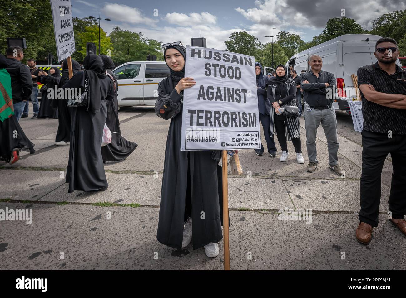 Hundreds of Shia Muslims gather at Marble Arch before setting off for ...
