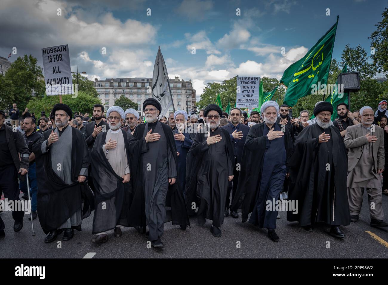 Hundreds of Shia Muslims gather at Marble Arch before setting off for ...