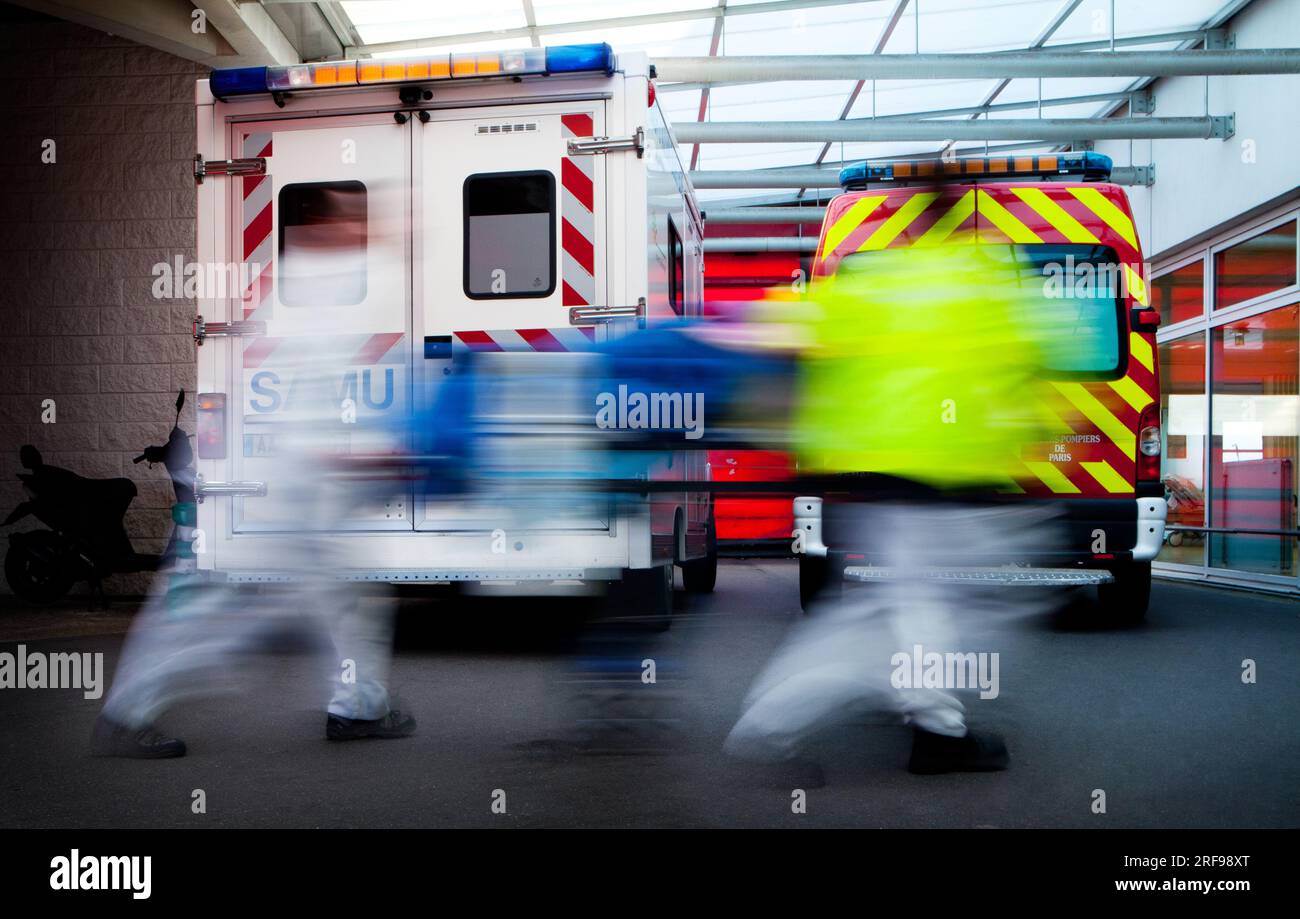 Emergency department arrival at hospital hi-res stock photography and ...