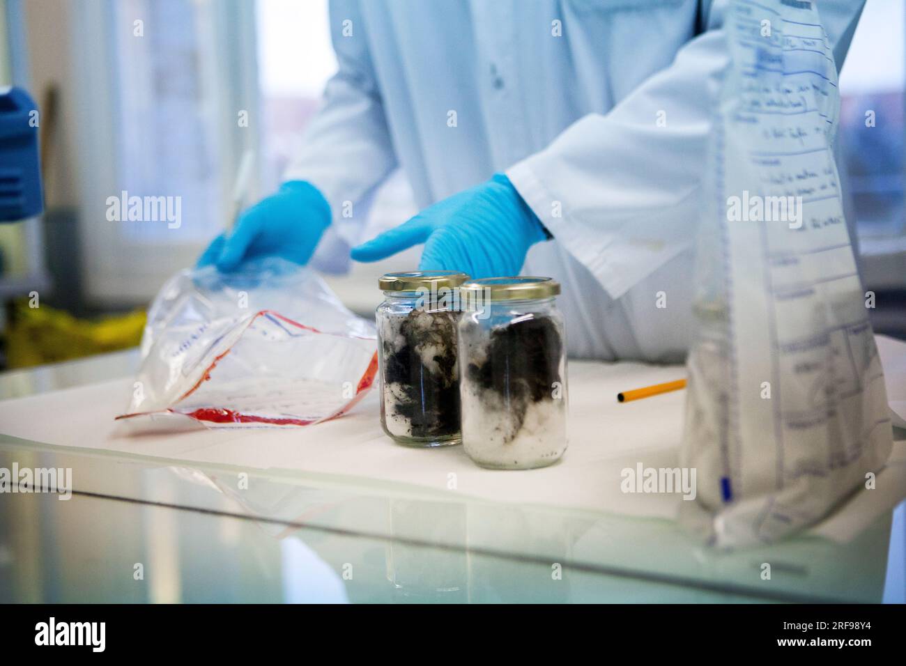 Sample analysis hi-res stock photography and images - Alamy
