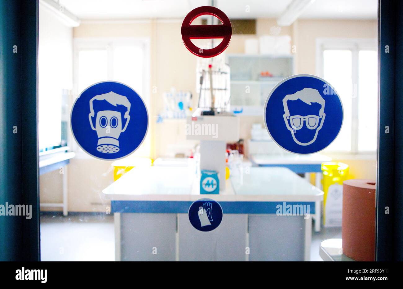 Forensic criminal research laboratory Stock Photo - Alamy