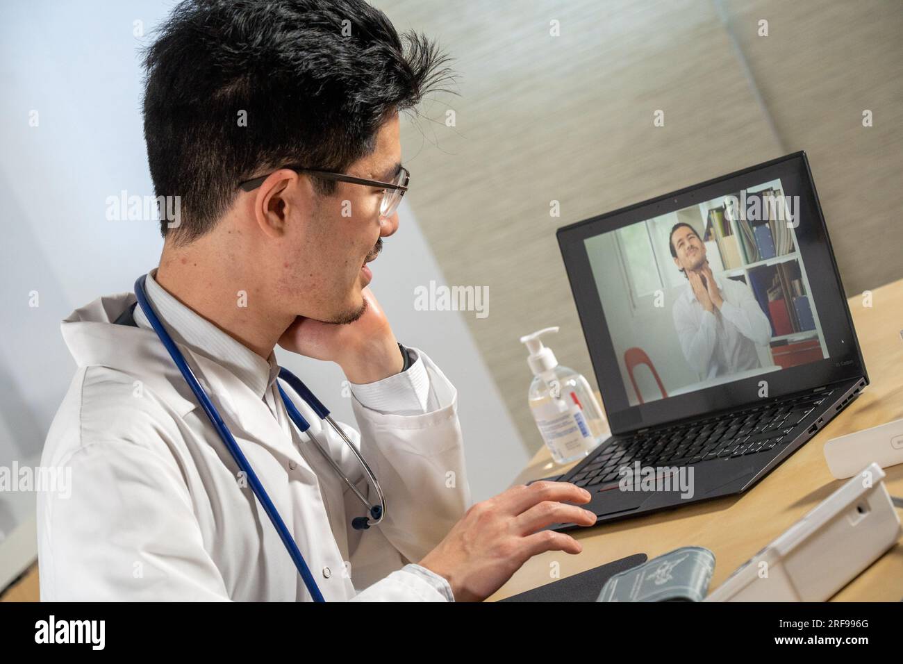 Doctor in remote consultation with 30 year old patient with pain in throat Stock Photo - Alamy