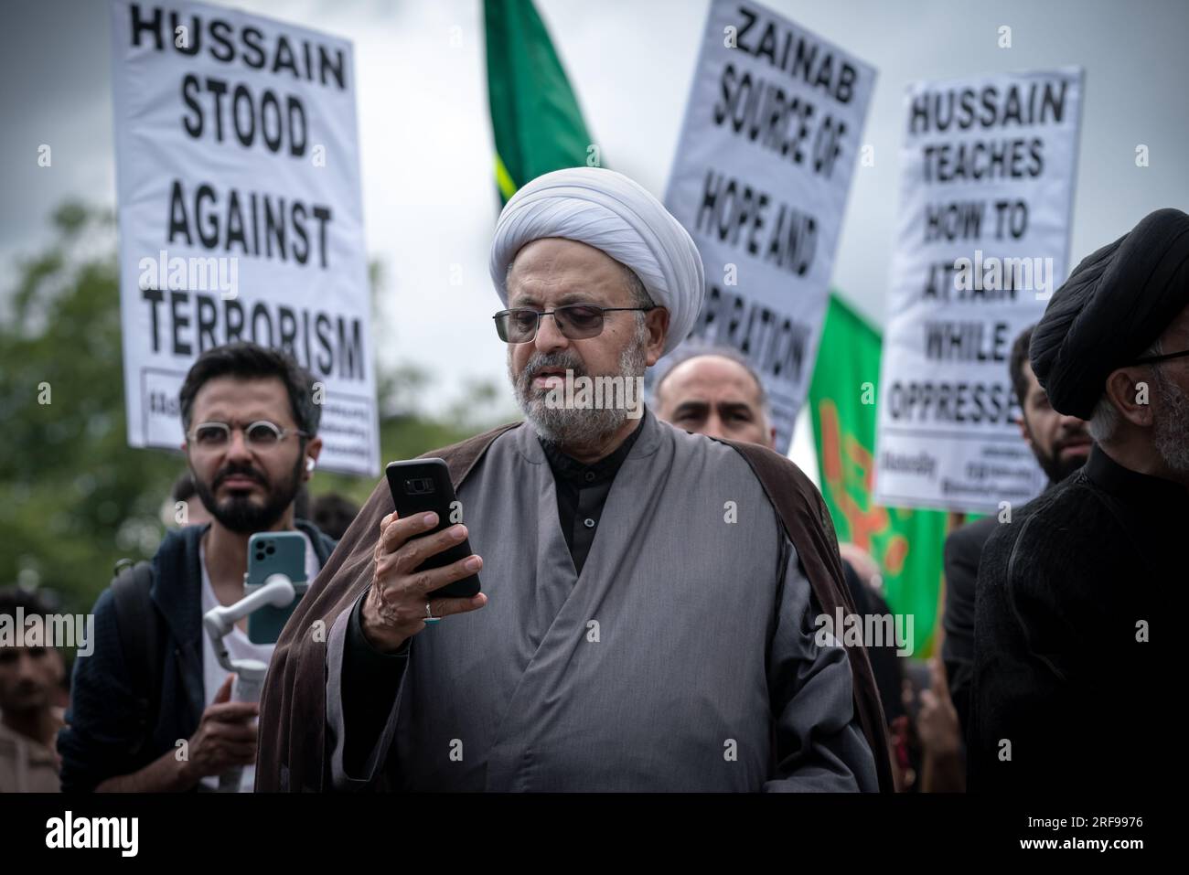 Hundreds of Shia Muslims gather at Marble Arch before setting off for ...