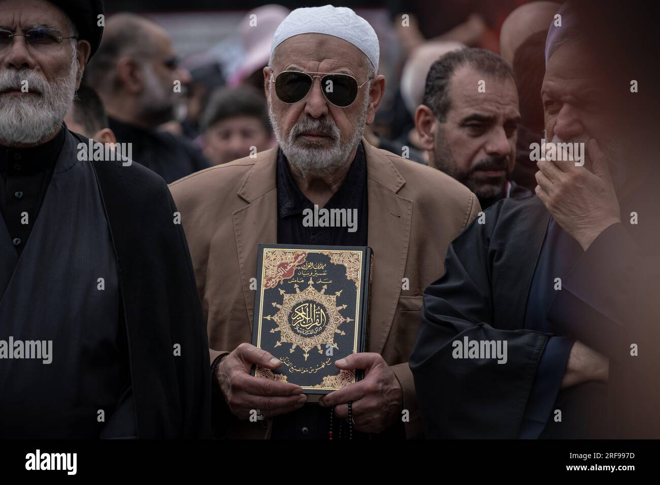 Hundreds of Shia Muslims gather at Marble Arch before setting off for ...