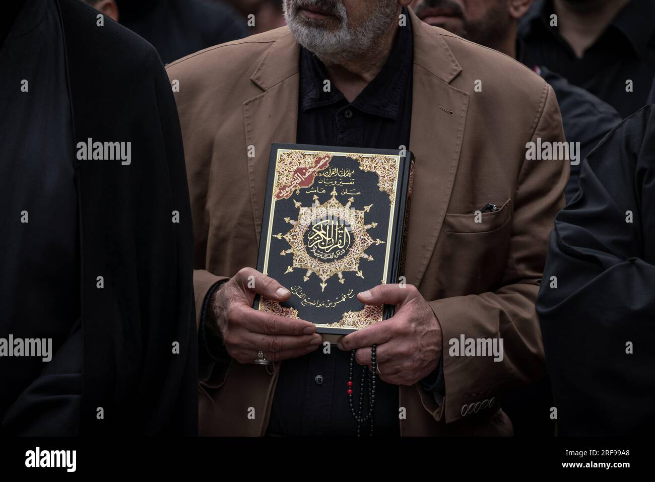 Hundreds of Shia Muslims gather at Marble Arch before setting off for ...