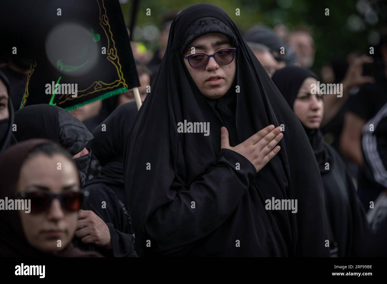 Hundreds of Shia Muslims gather at Marble Arch before setting off for ...