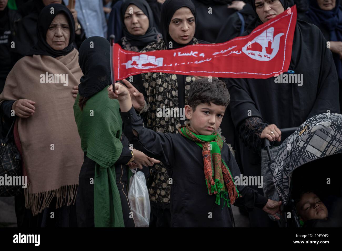 Hundreds of Shia Muslims gather at Marble Arch before setting off for ...