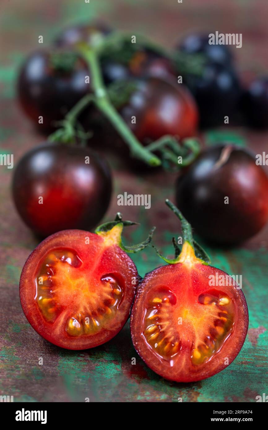 Cluster of yoom tomatoes close up Stock Photo - Alamy