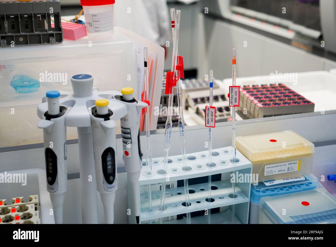 Technical platform of the Inovie 34 laboratory . Biochemistry bench ...