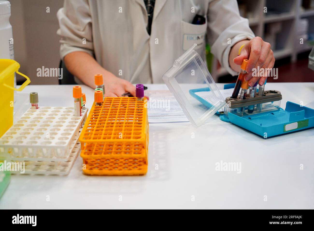 Technical platform of the Inovie 34 laboratory . Receipt of the boxes ...