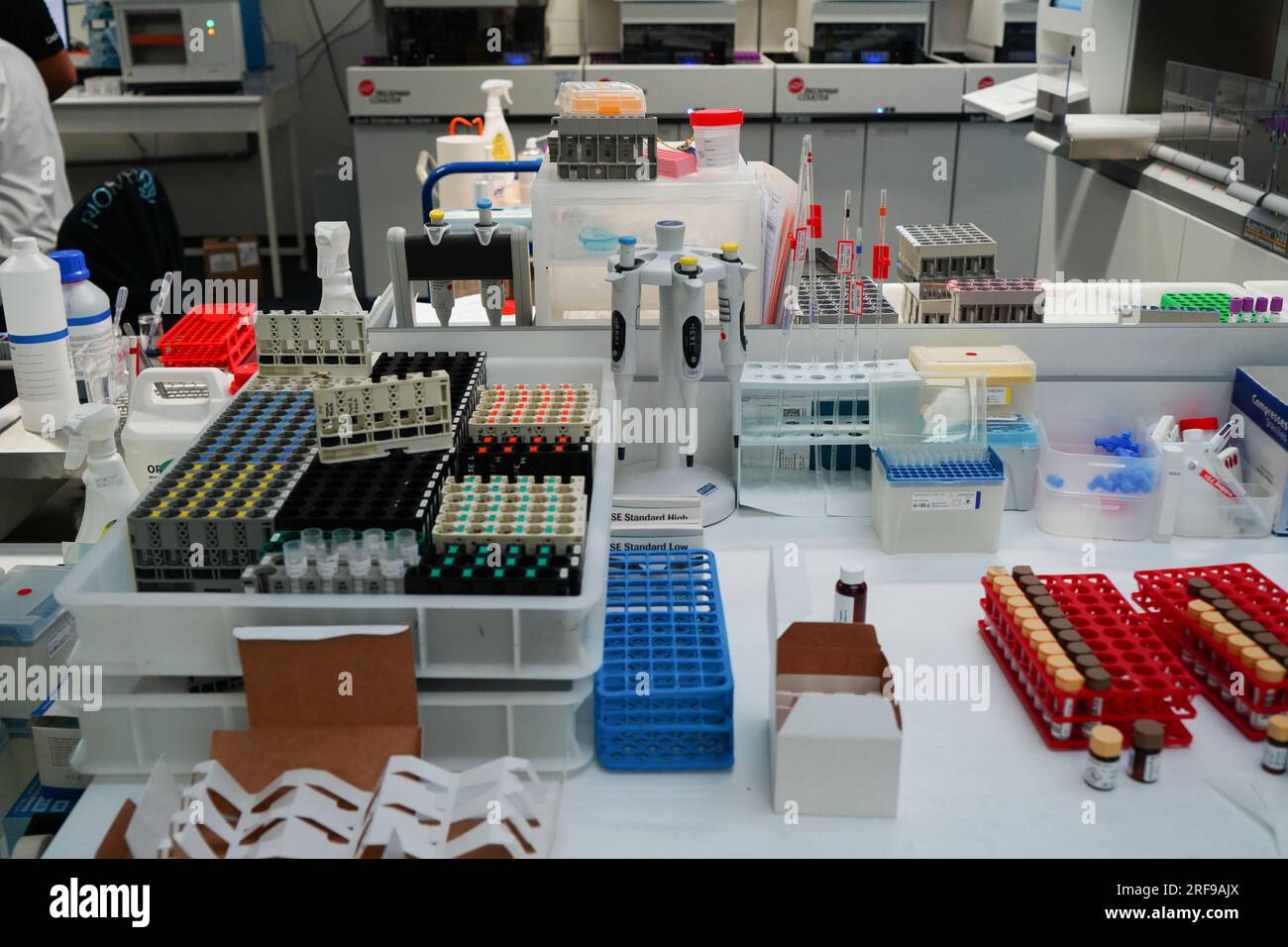 Technical platform of the Inovie 34 laboratory . Biochemistry bench ...