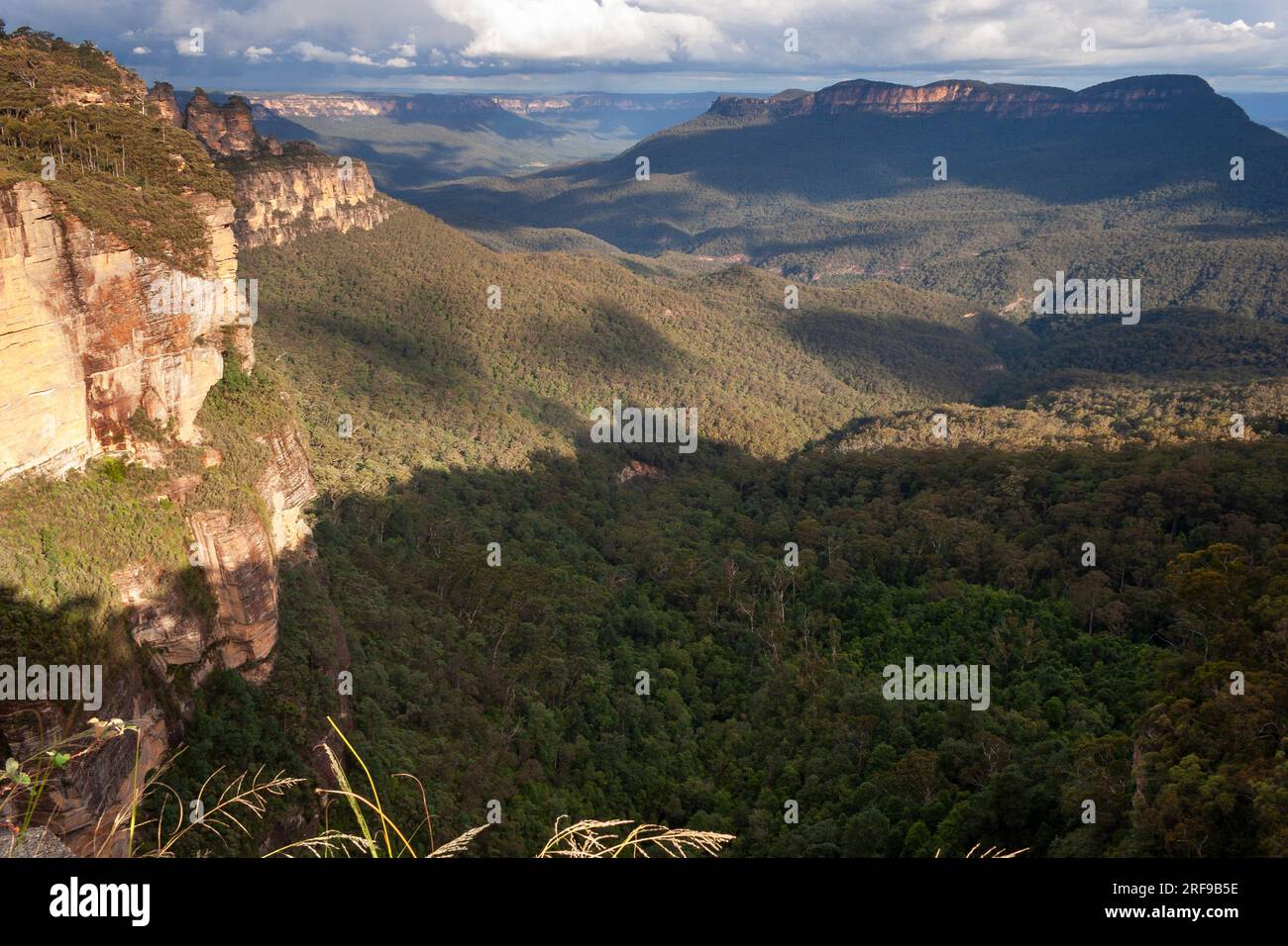 Lookout on the Three sisters walking track above the Blue mountains in ...
