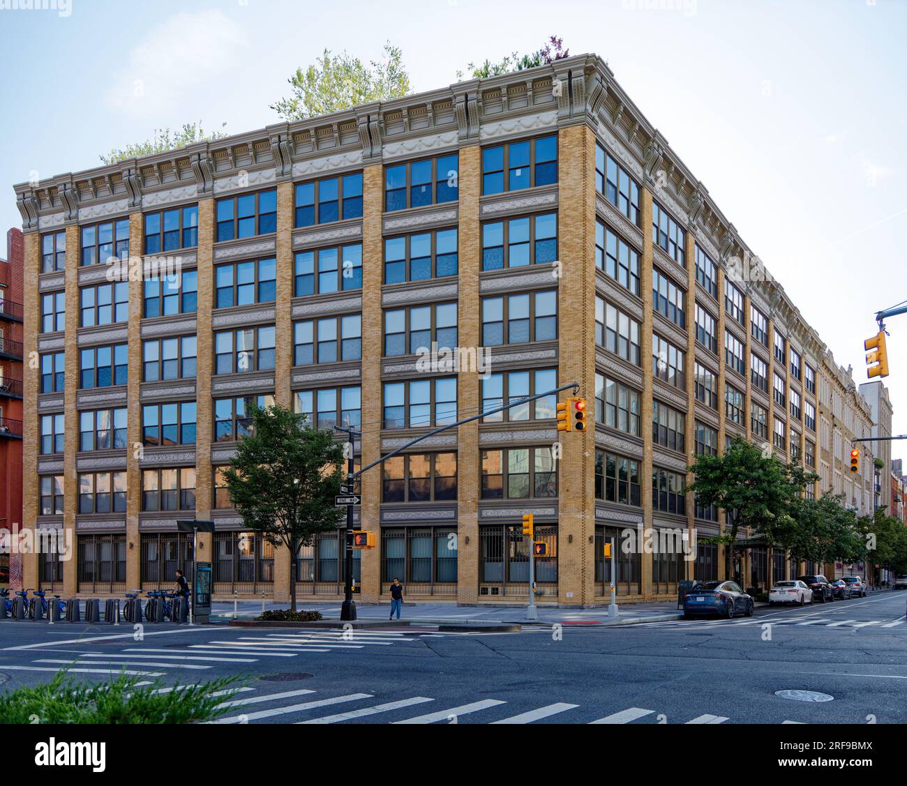 West Village: The former Hudson Building, fronting Hudson and West 13th ...