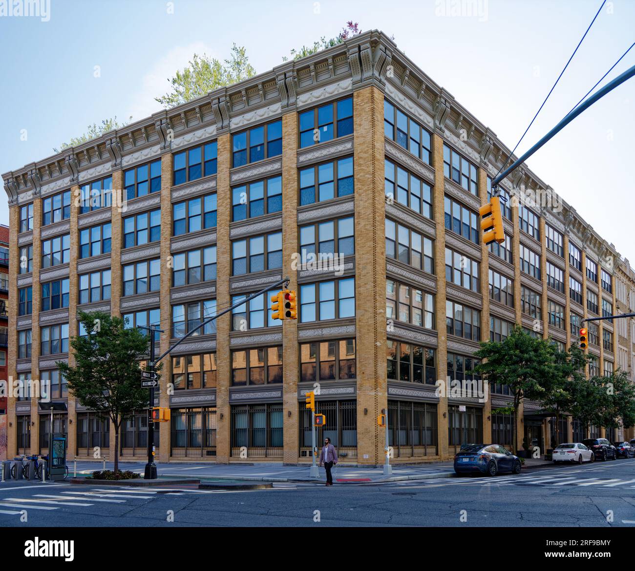 West Village: The former Hudson Building, fronting Hudson and West 13th ...