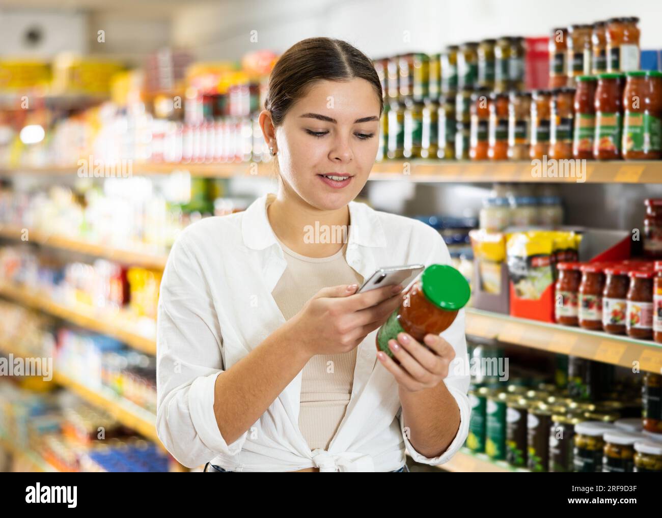 Woman supermarket mobile barcode hi-res stock photography and images ...