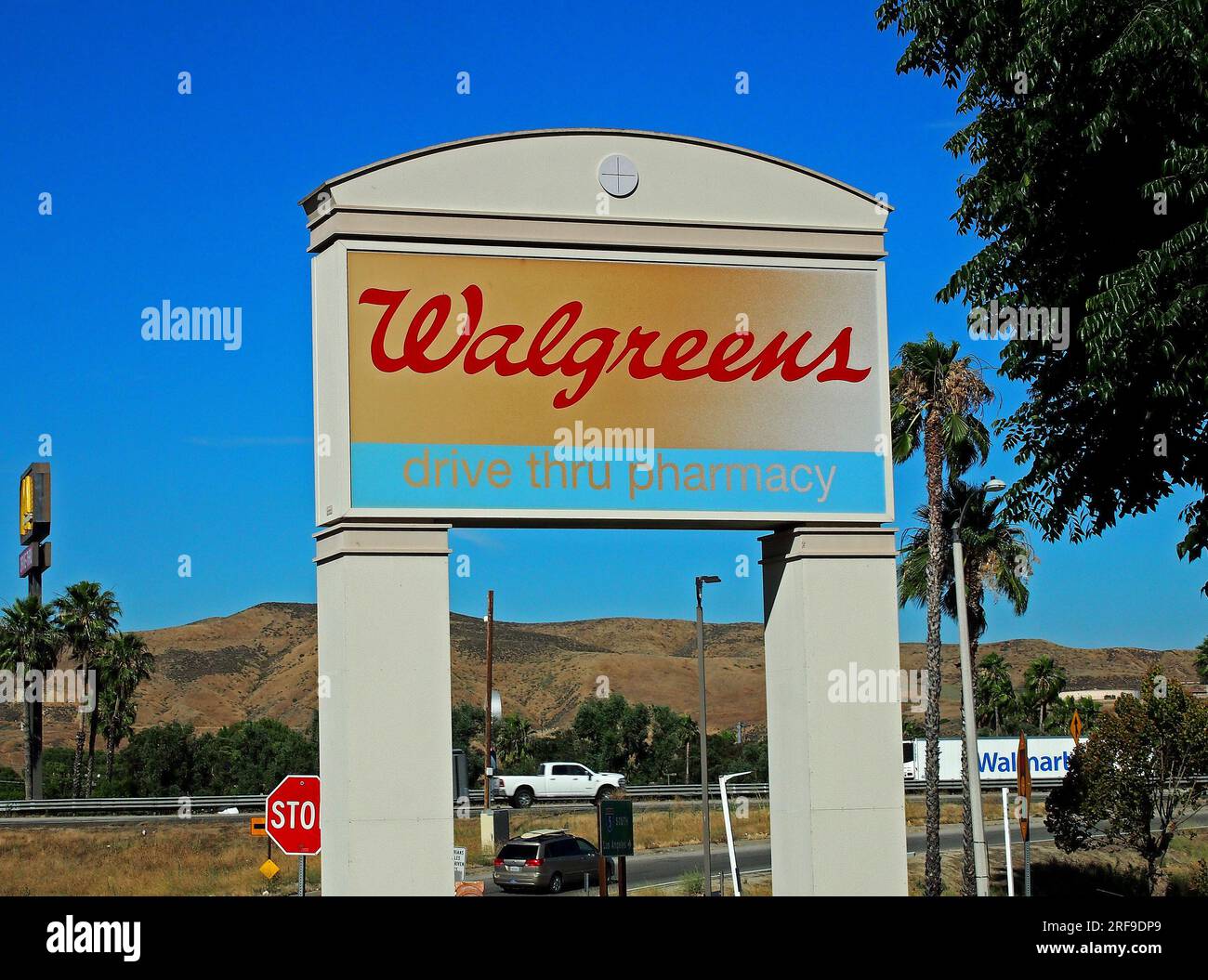 Drive thru pharmacy sign hi-res stock photography and images - Alamy