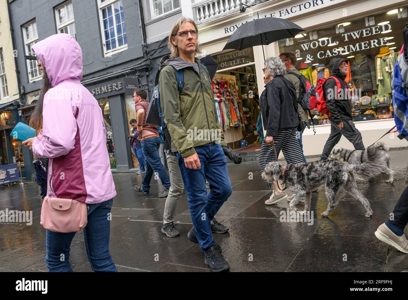 Edinburgh Festival Tourists & Shoppers Walking On A Rainy Day On High ...