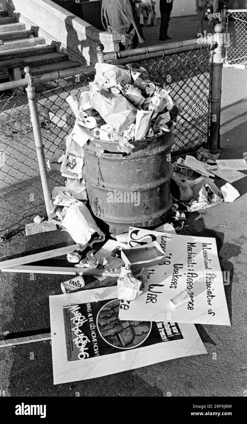 Peace march 1960s hi-res stock photography and images - Alamy