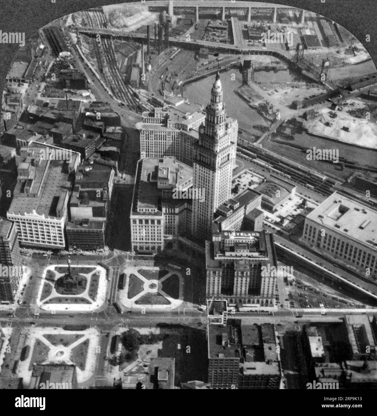 Cleveland terminal tower exterior Black and White Stock Photos & Images ...