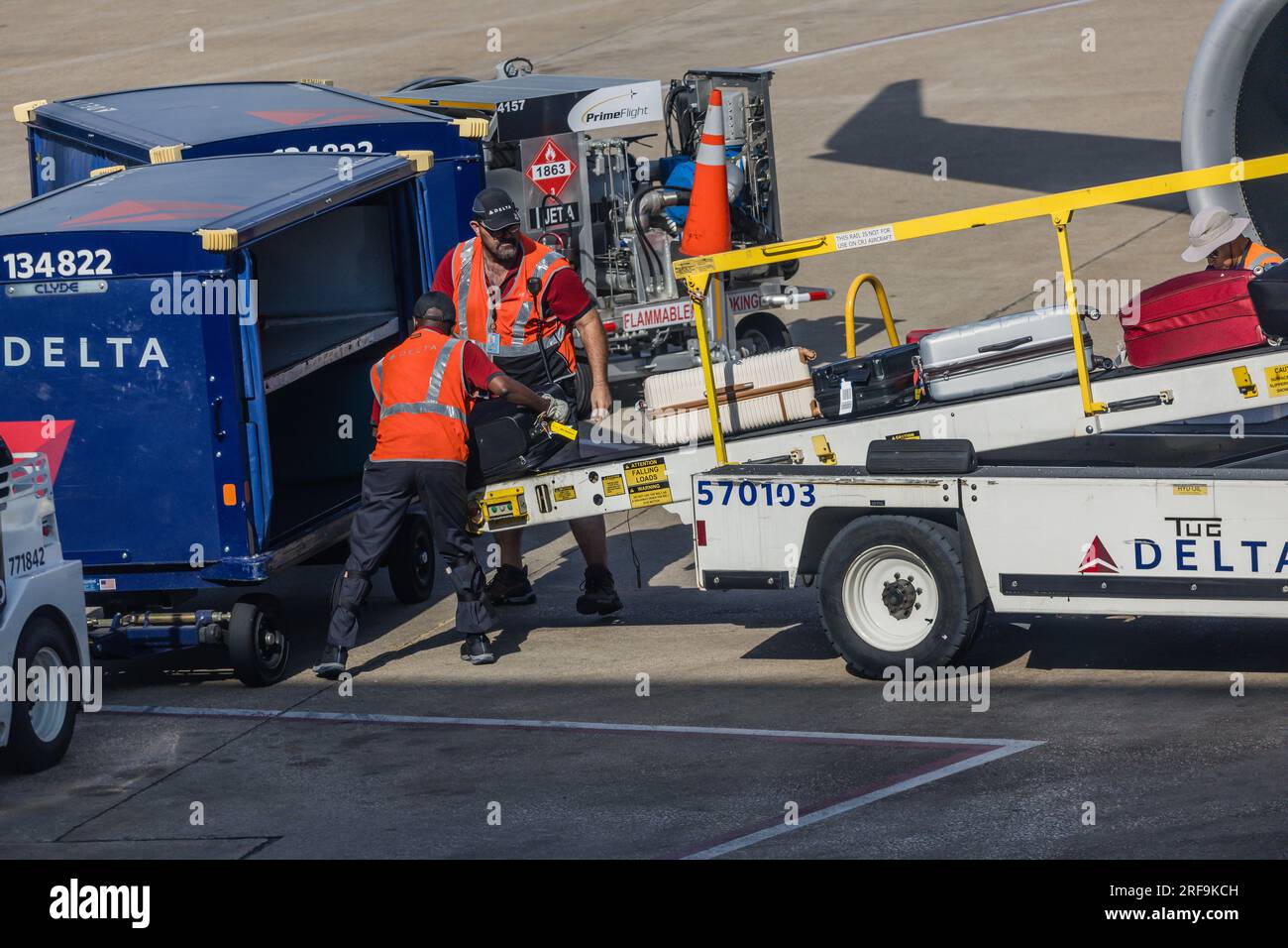 Delta plane baggage hi-res stock photography and images - Alamy