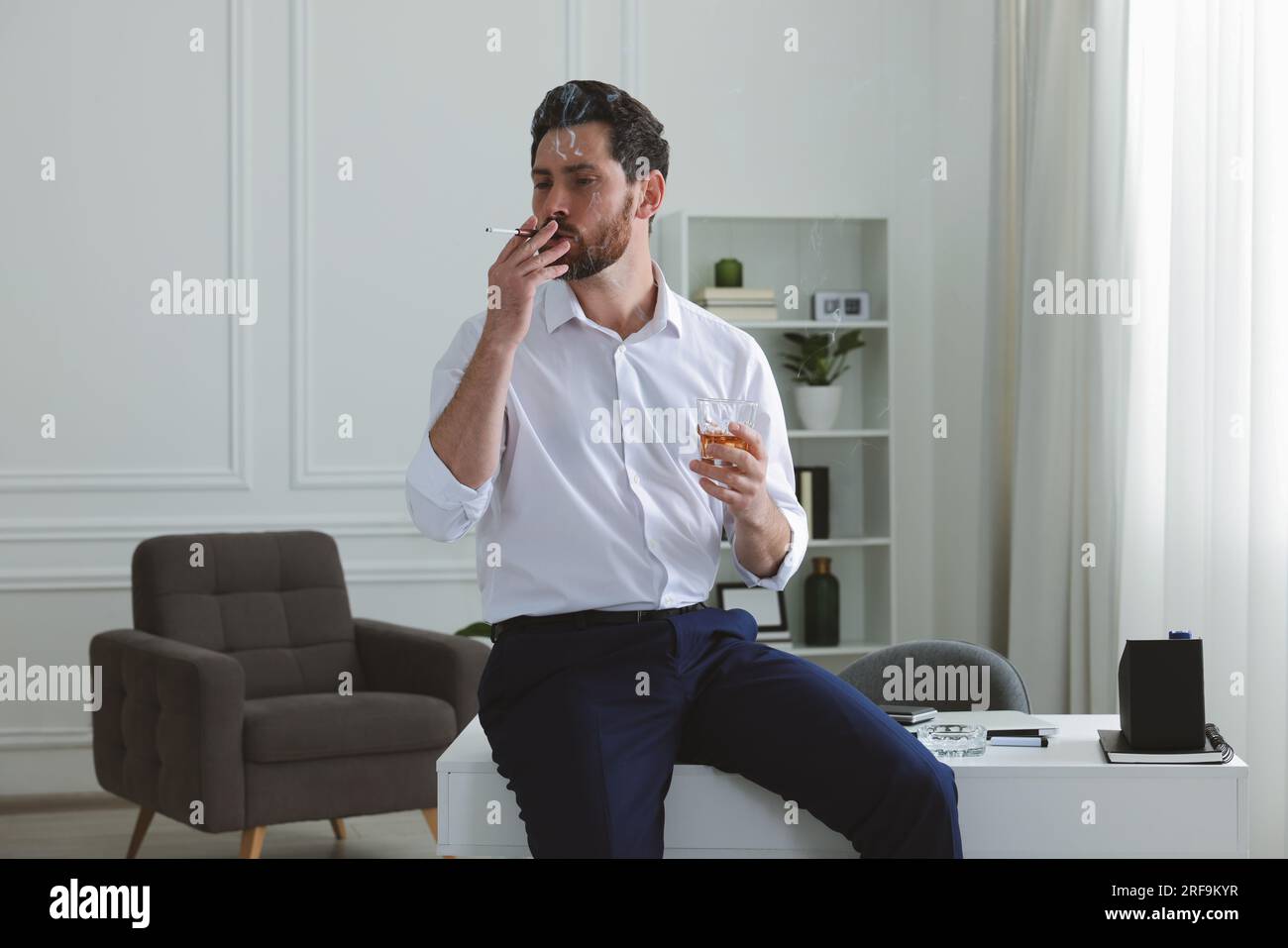 Man using cigarette holder hi-res stock photography and images - Alamy