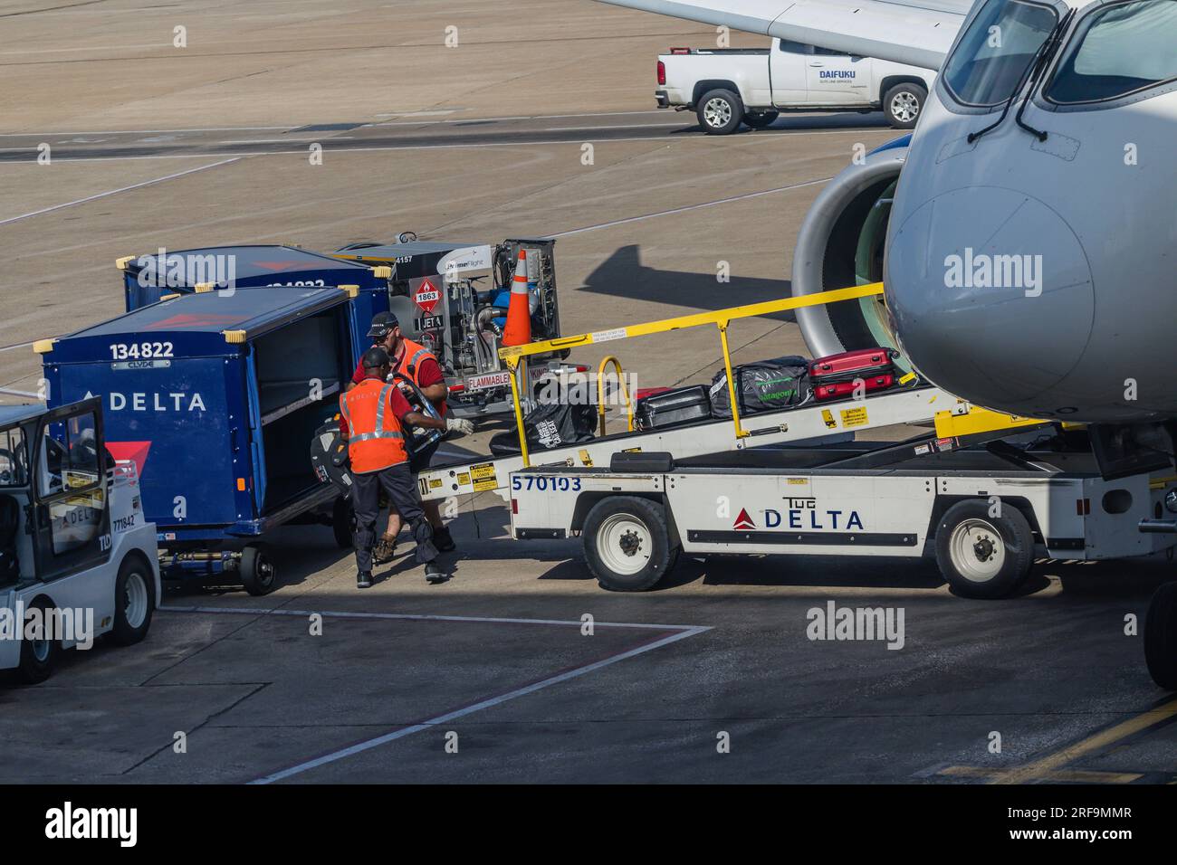 Delta plane baggage hi-res stock photography and images - Alamy