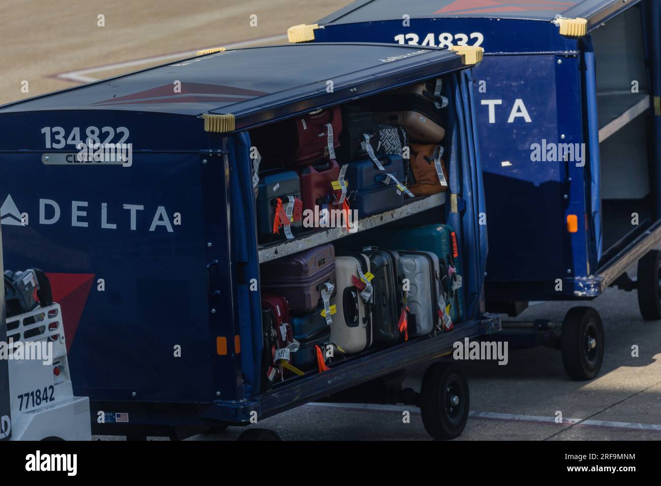 Delta plane baggage hi-res stock photography and images - Alamy
