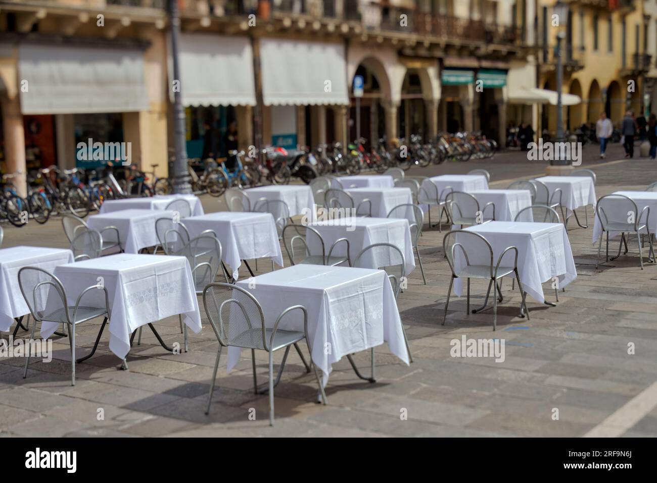 Outdoor dining scene hi-res stock photography and images - Alamy