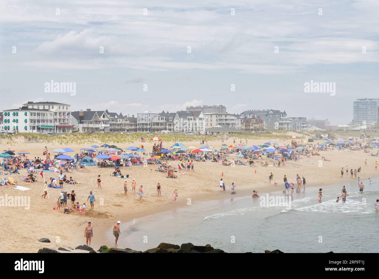 Waterfront beach sand crowd hi-res stock photography and images - Alamy