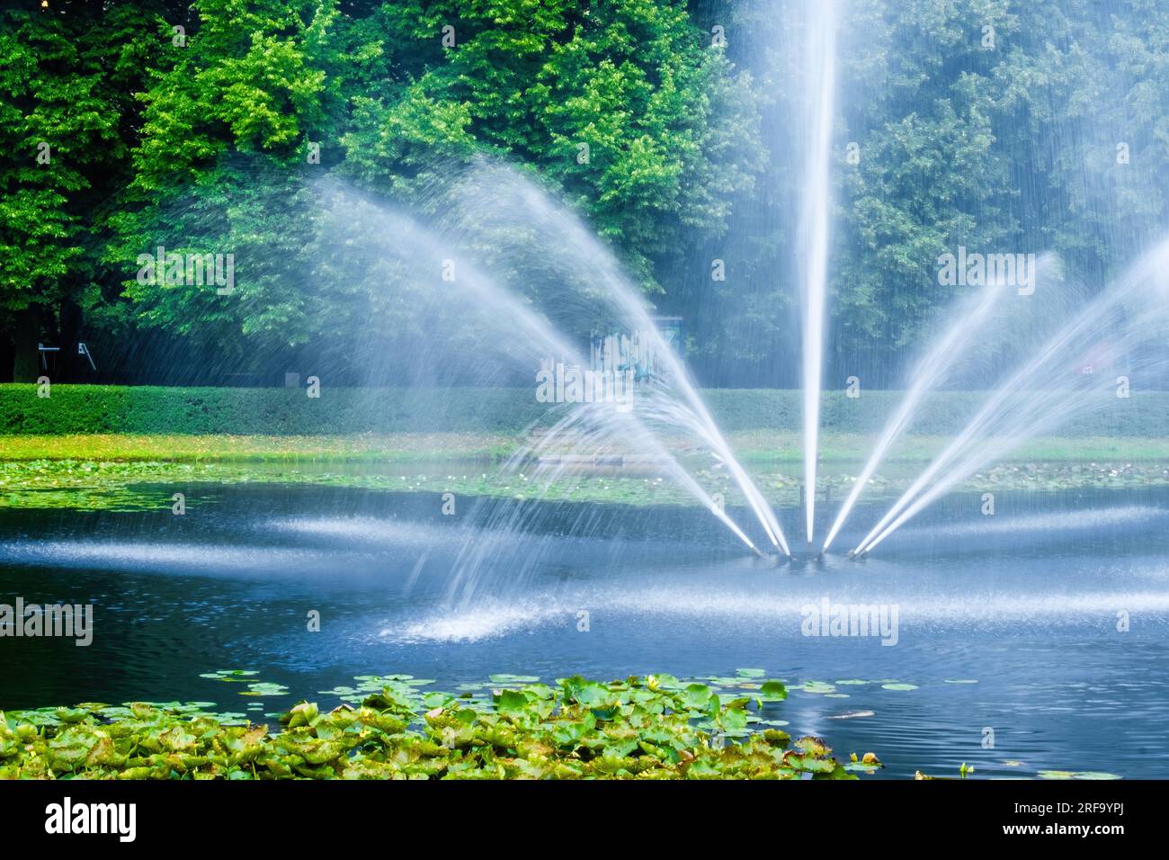 Fountain in slow motion summer hi-res stock photography and images - Alamy