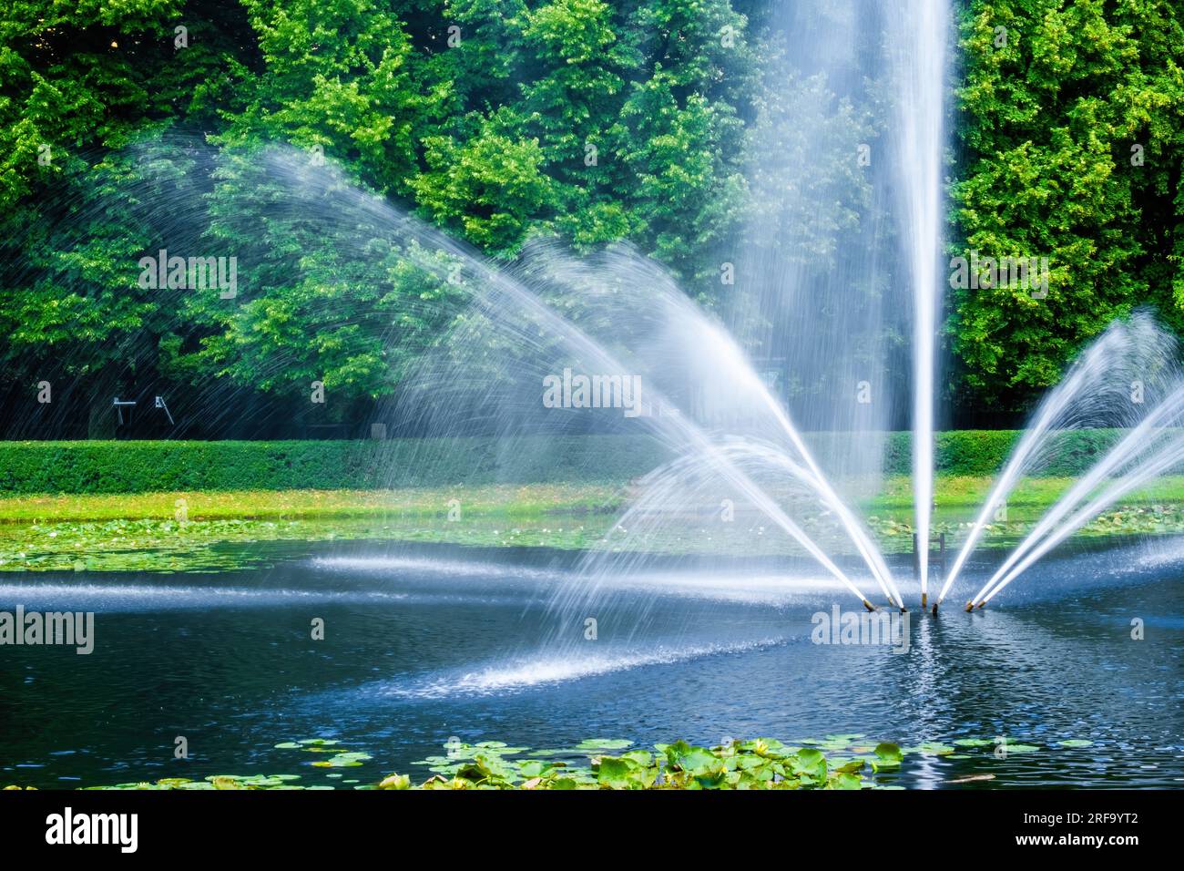 Fountain in slow motion summer hi-res stock photography and images - Alamy