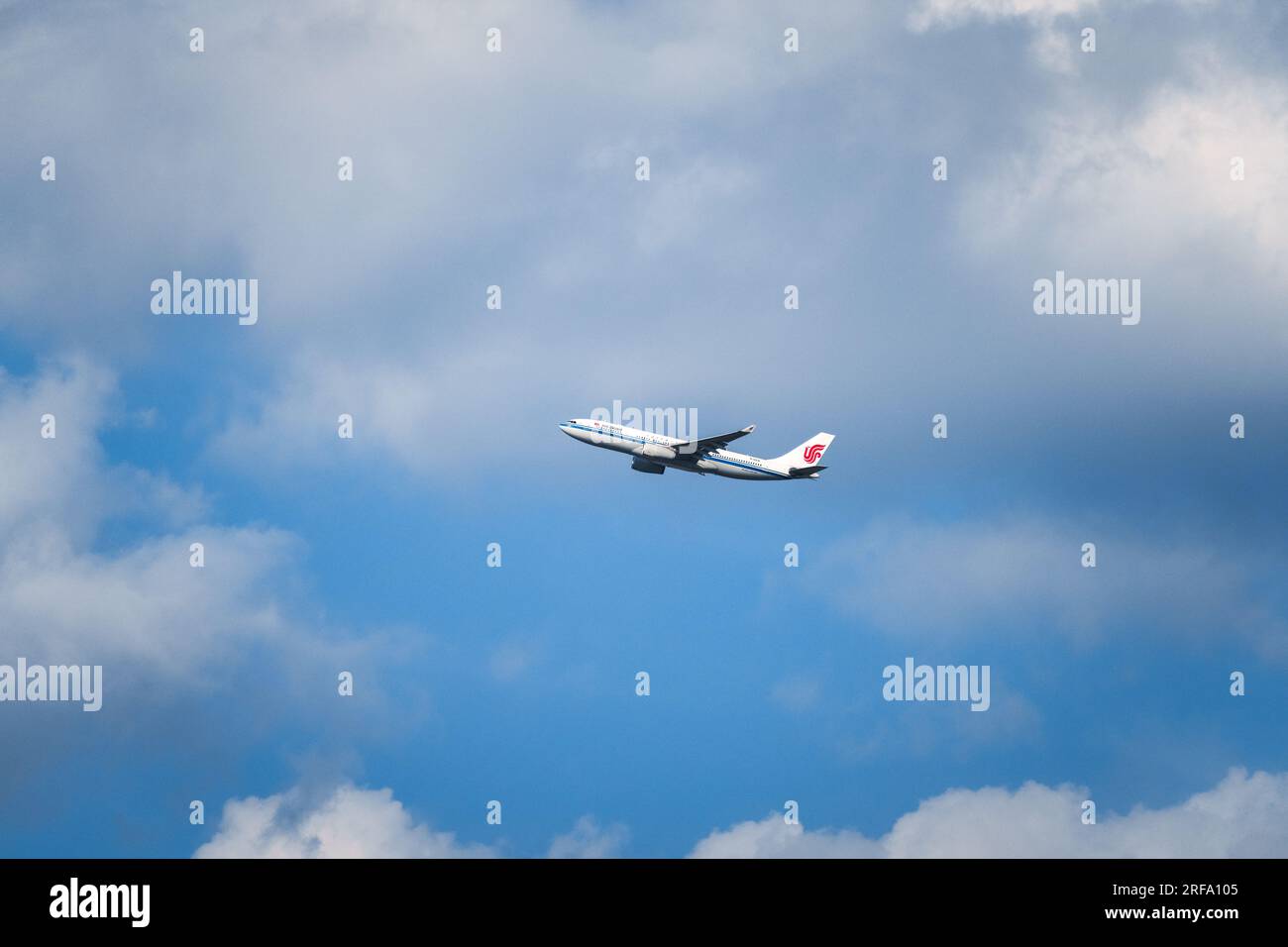 Clear sky city airplane Stock Photo - Alamy