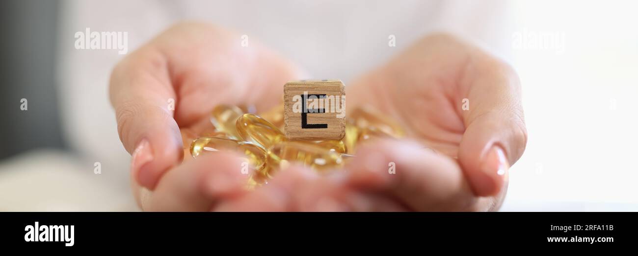 Nutritionist doctor shows pill hi-res stock photography and images - Alamy