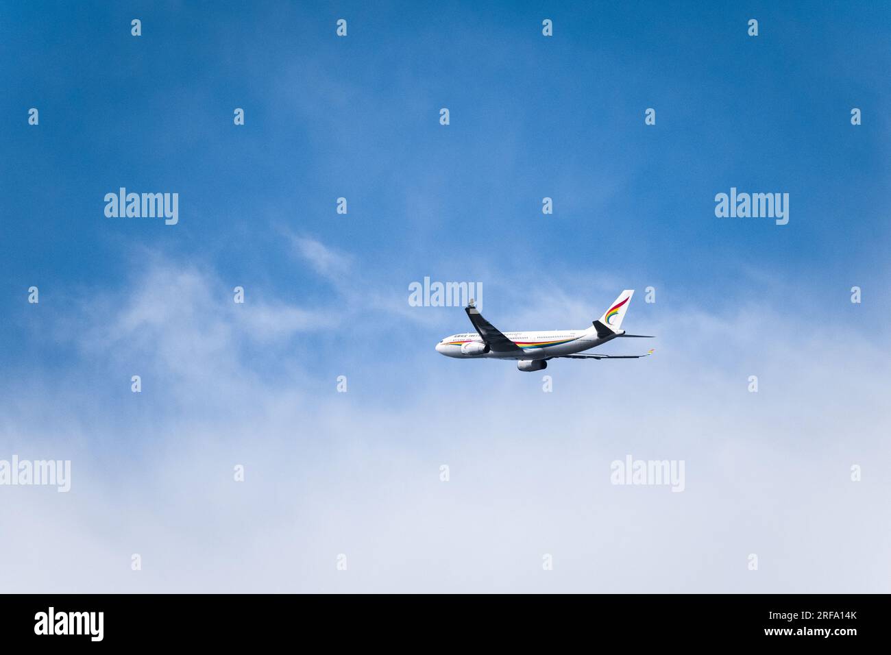 Clear sky city airplane Stock Photo - Alamy