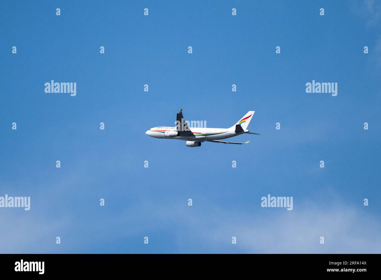Clear sky city airplane Stock Photo - Alamy