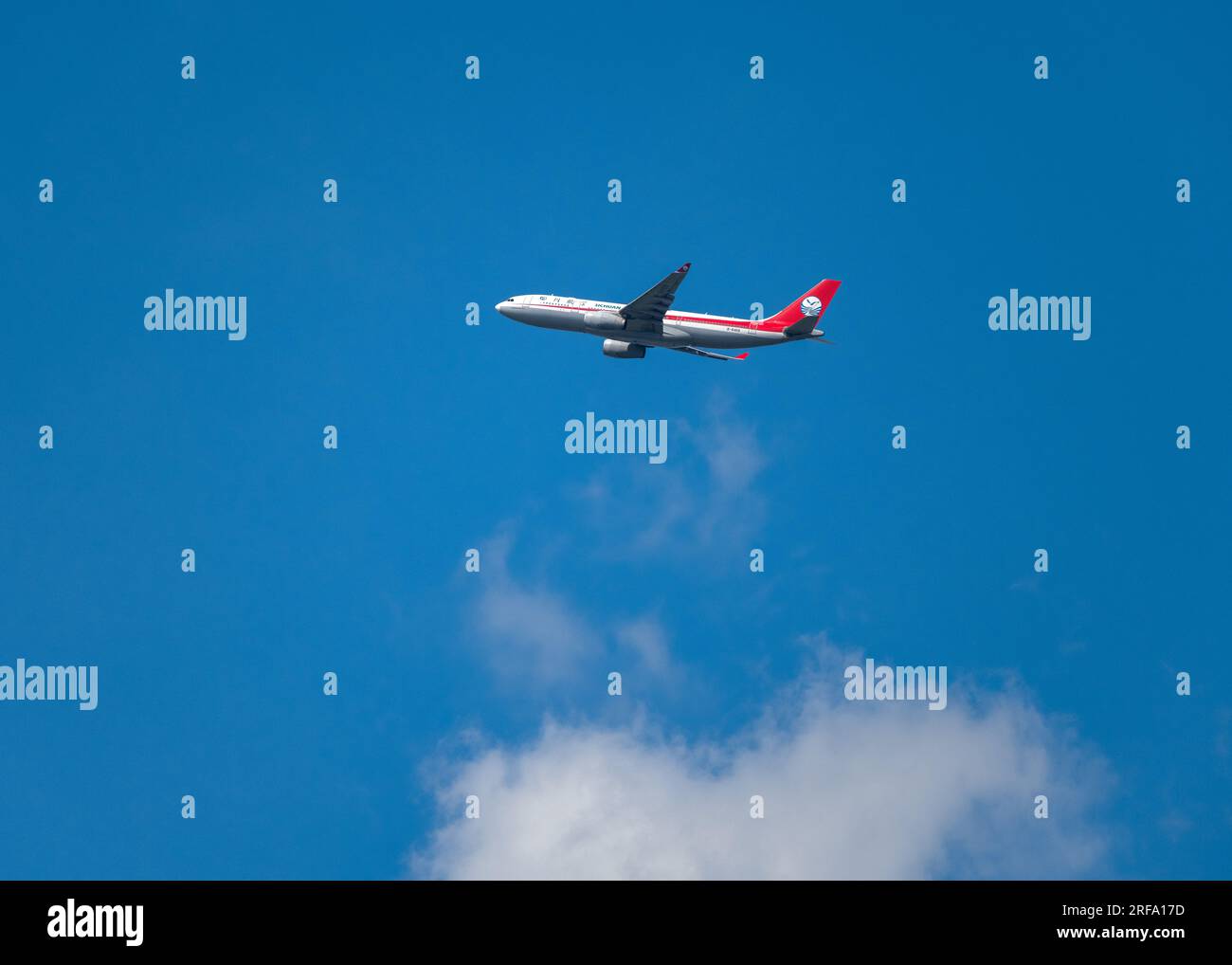 Clear sky city airplane Stock Photo - Alamy