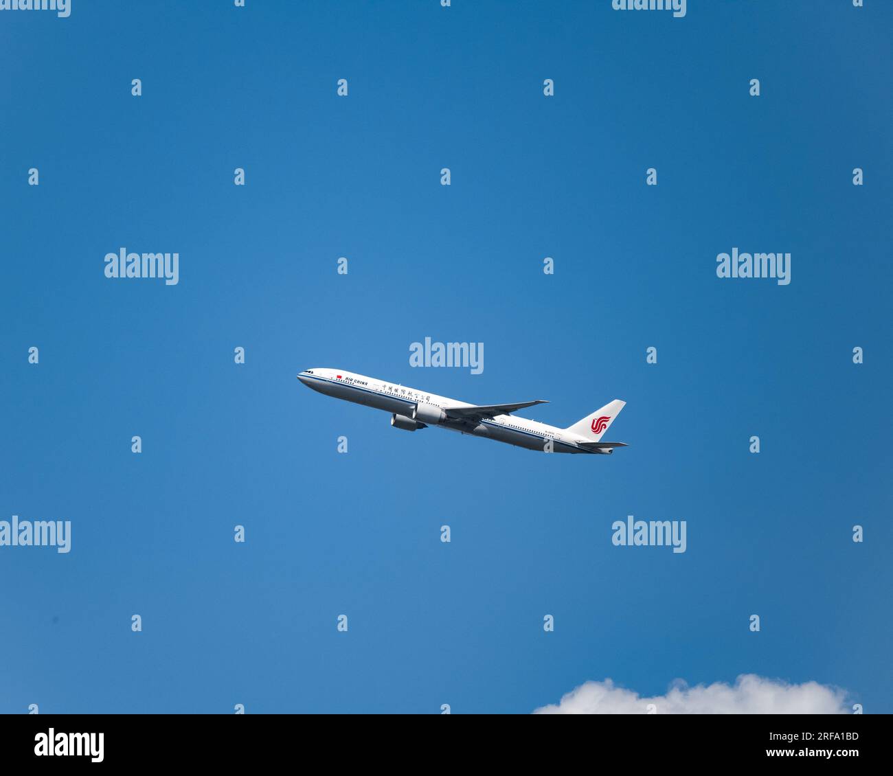 Clear sky city airplane Stock Photo - Alamy