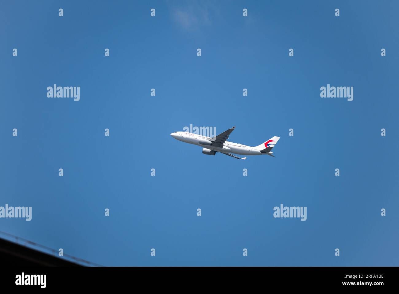 Clear sky city airplane Stock Photo - Alamy