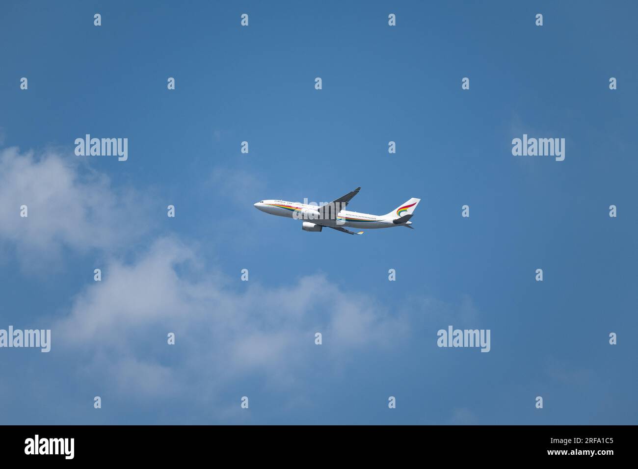 Clear sky city airplane Stock Photo - Alamy