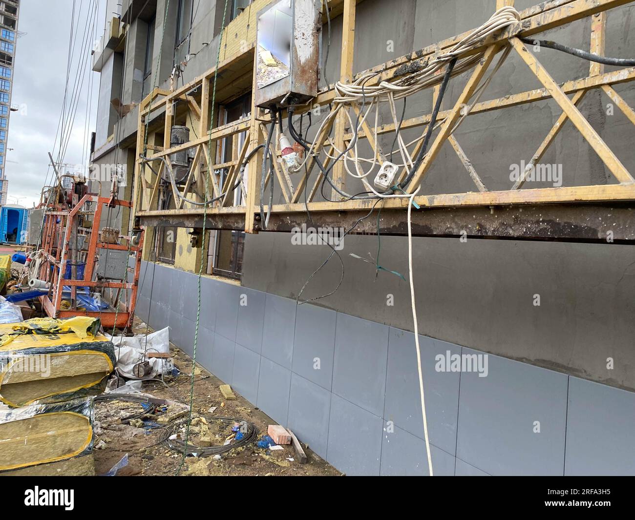 Finishing the facade of a monolithic building made of concrete and gas ...