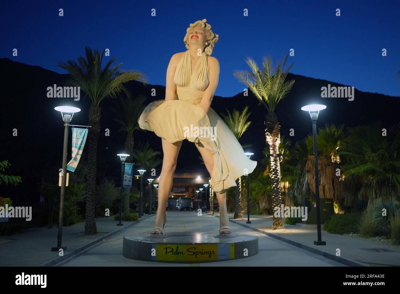 The Forever Marilyn statue of Marilyn Monroe, a 26-foot tall, 24,000 ...