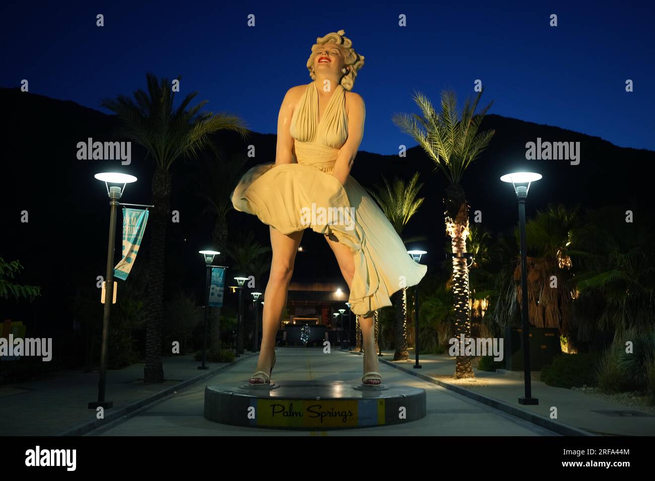 The Forever Marilyn statue of Marilyn Monroe, a 26-foot tall, 24,000 ...