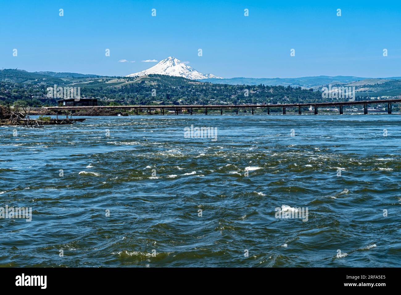 The Dalles Bridge crosses the Columbia River between Oregon and ...