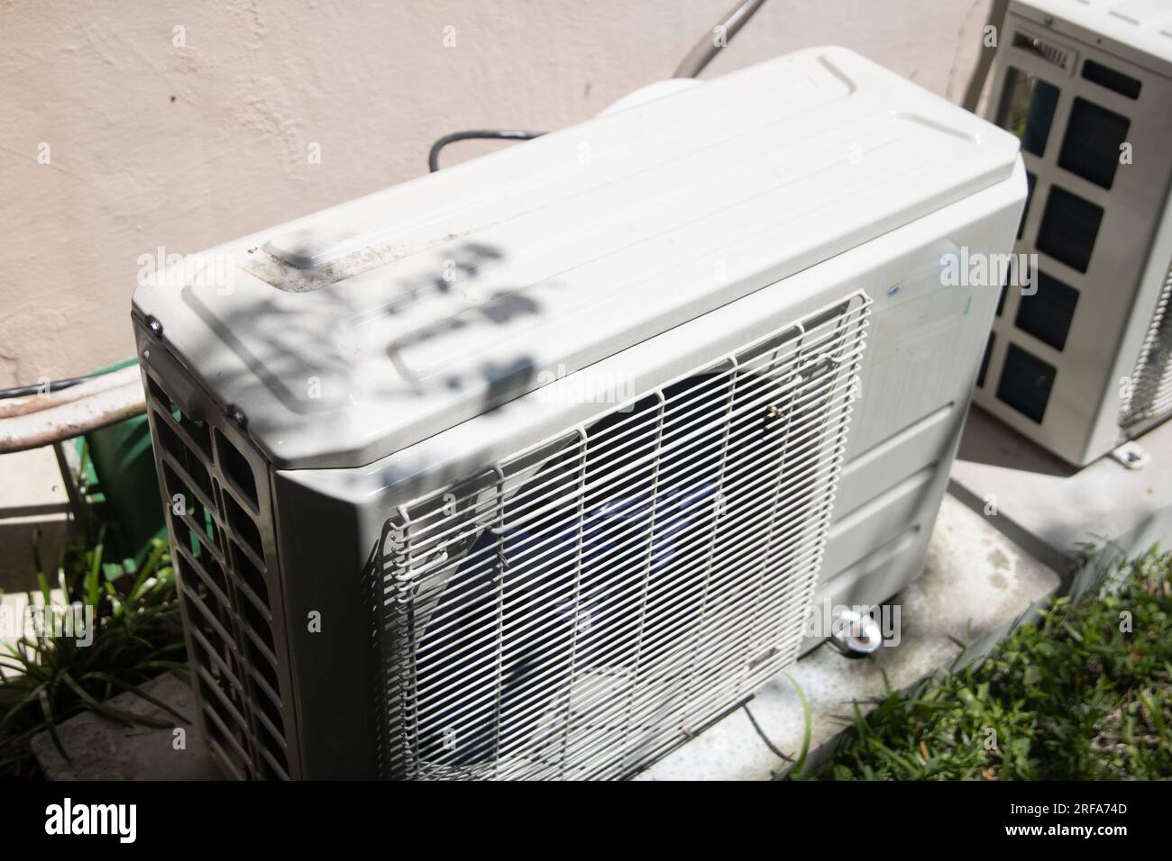 Broken ac unit hi-res stock photography and images - Alamy