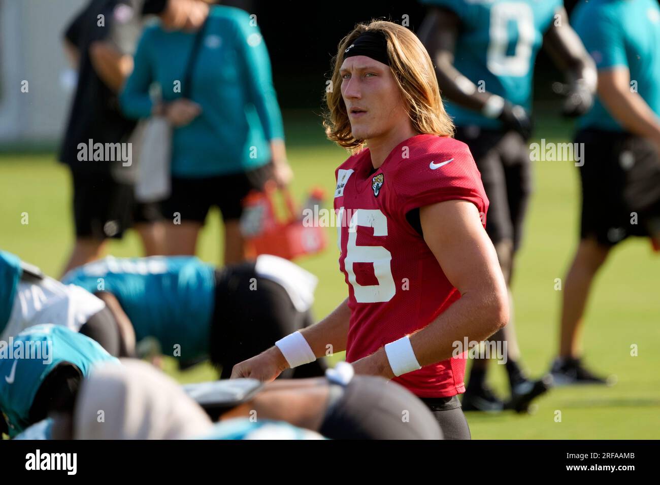 Jacksonville Jaguars quarterback Trevor Lawrence (16) warms up with ...
