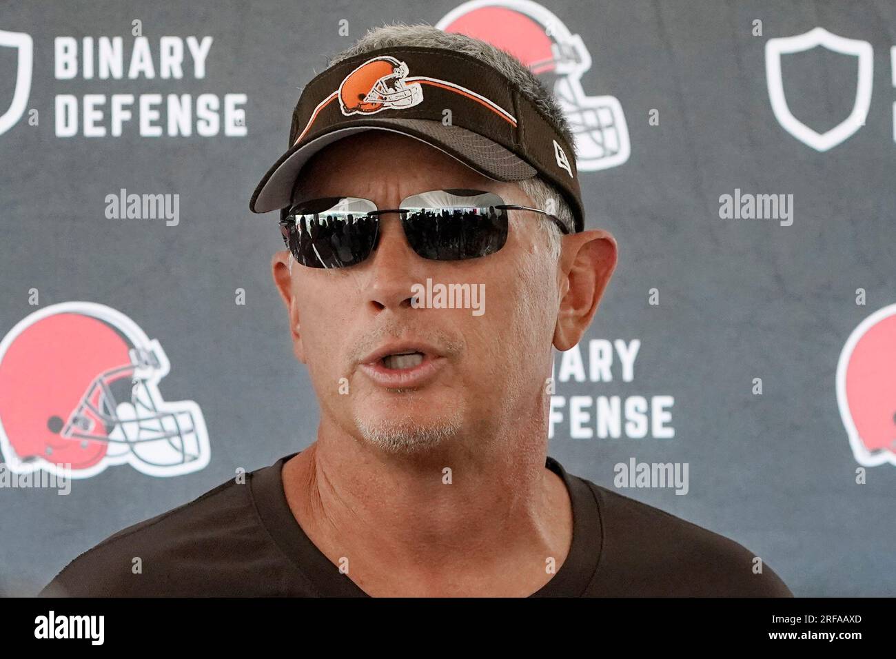 Cleveland Browns defensive coordinator Jim Schwartz answers a question ...