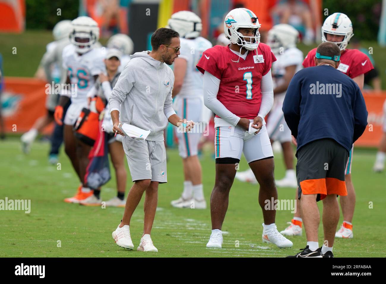 Miami Dolphins head coach Mike McDaniel, left, talks with quarterback ...