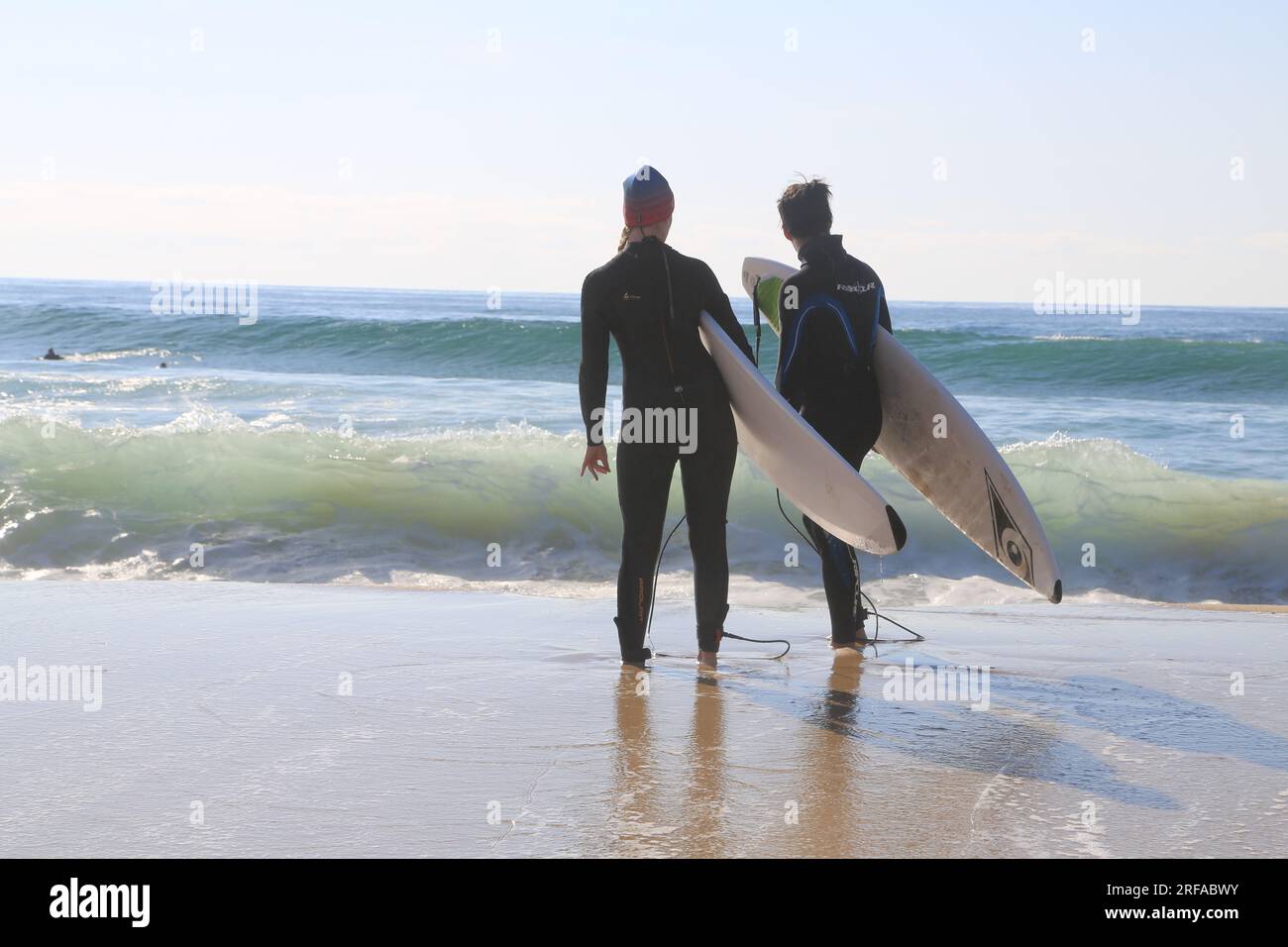 Surfeur sur la plage hi-res stock photography and images - Alamy