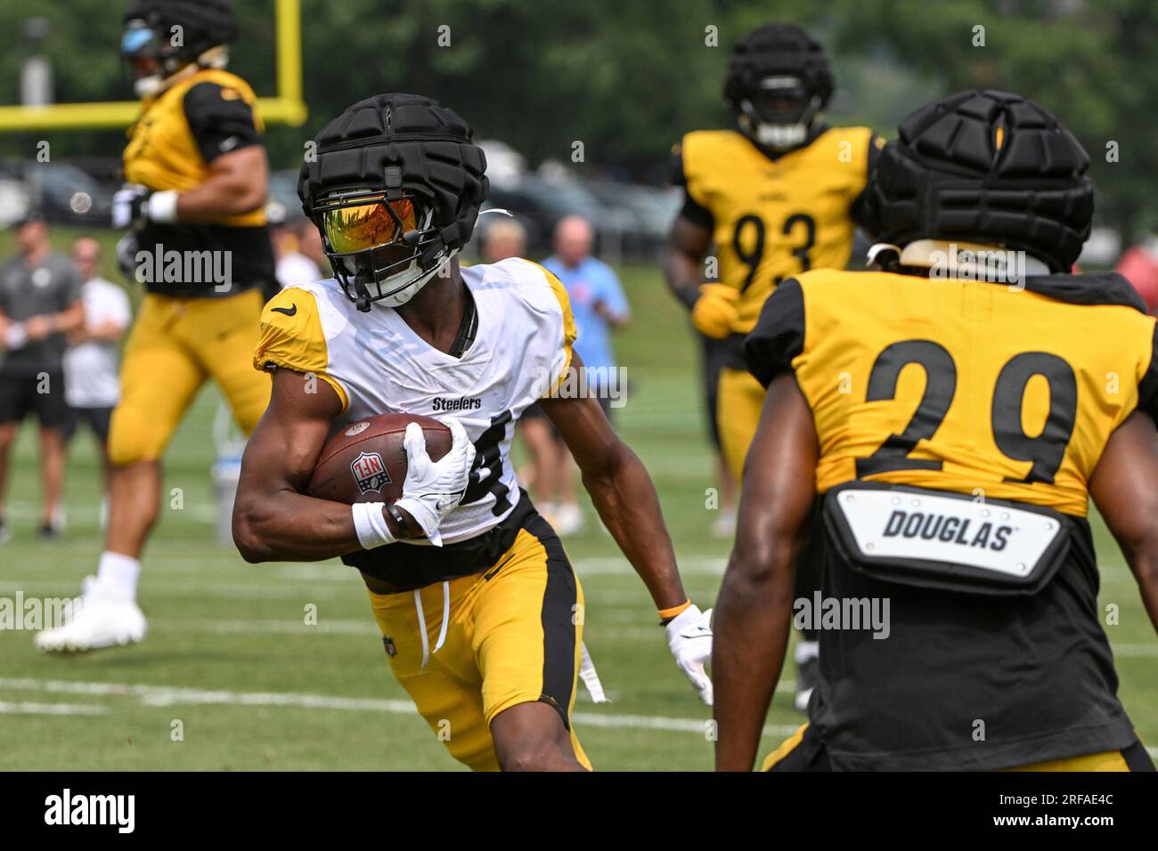 Pittsburgh Steelers wide receiver George Pickens (14) participates in ...